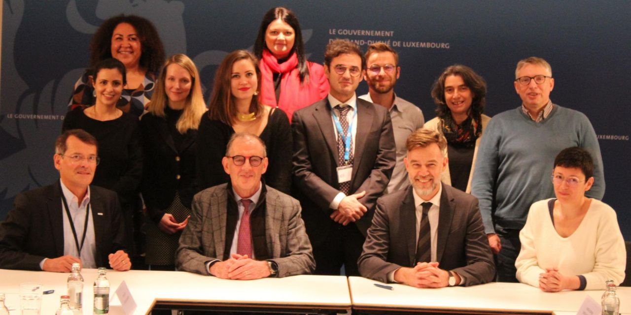 Signature de la reconduite de trois accords-cadres de développement par ...