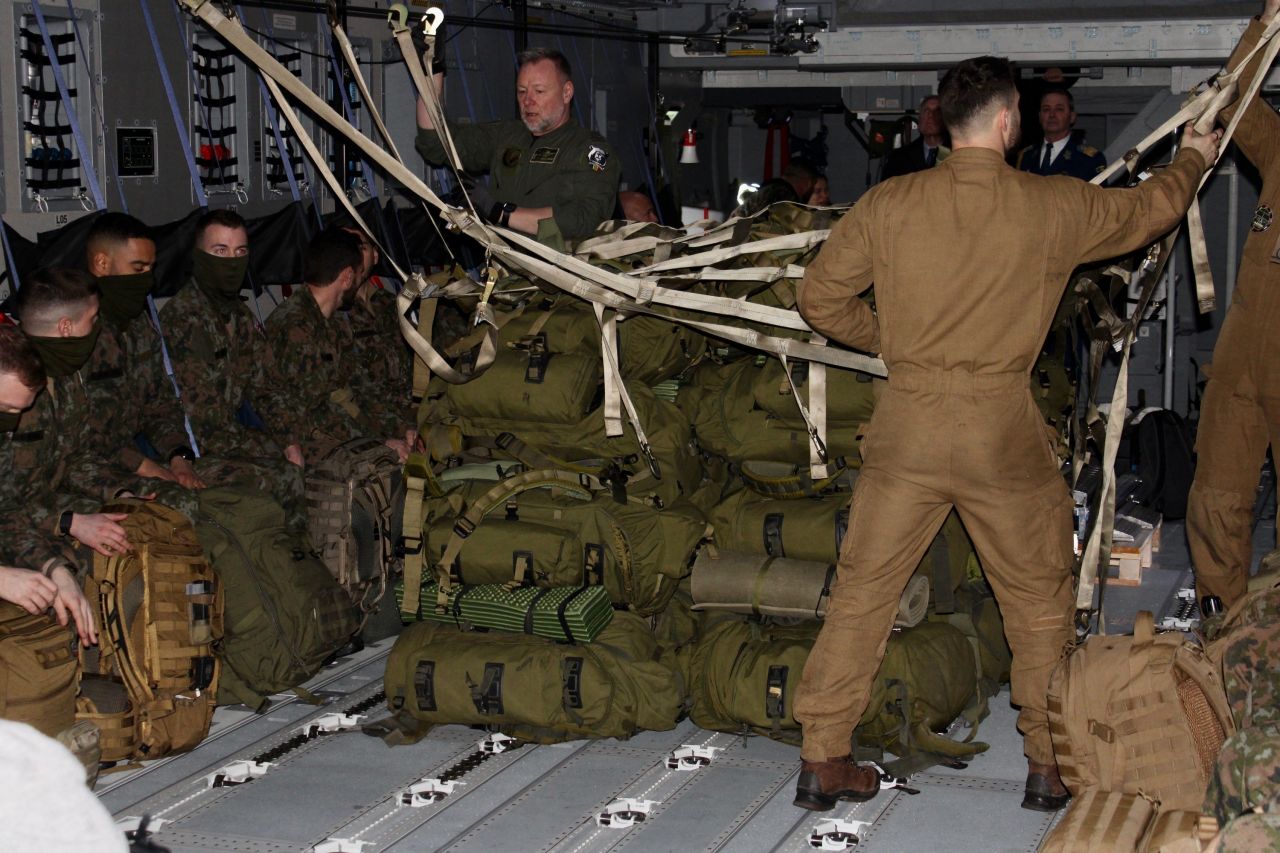 Départ initial des membres du contingent enhanced Vigilance Activities ...