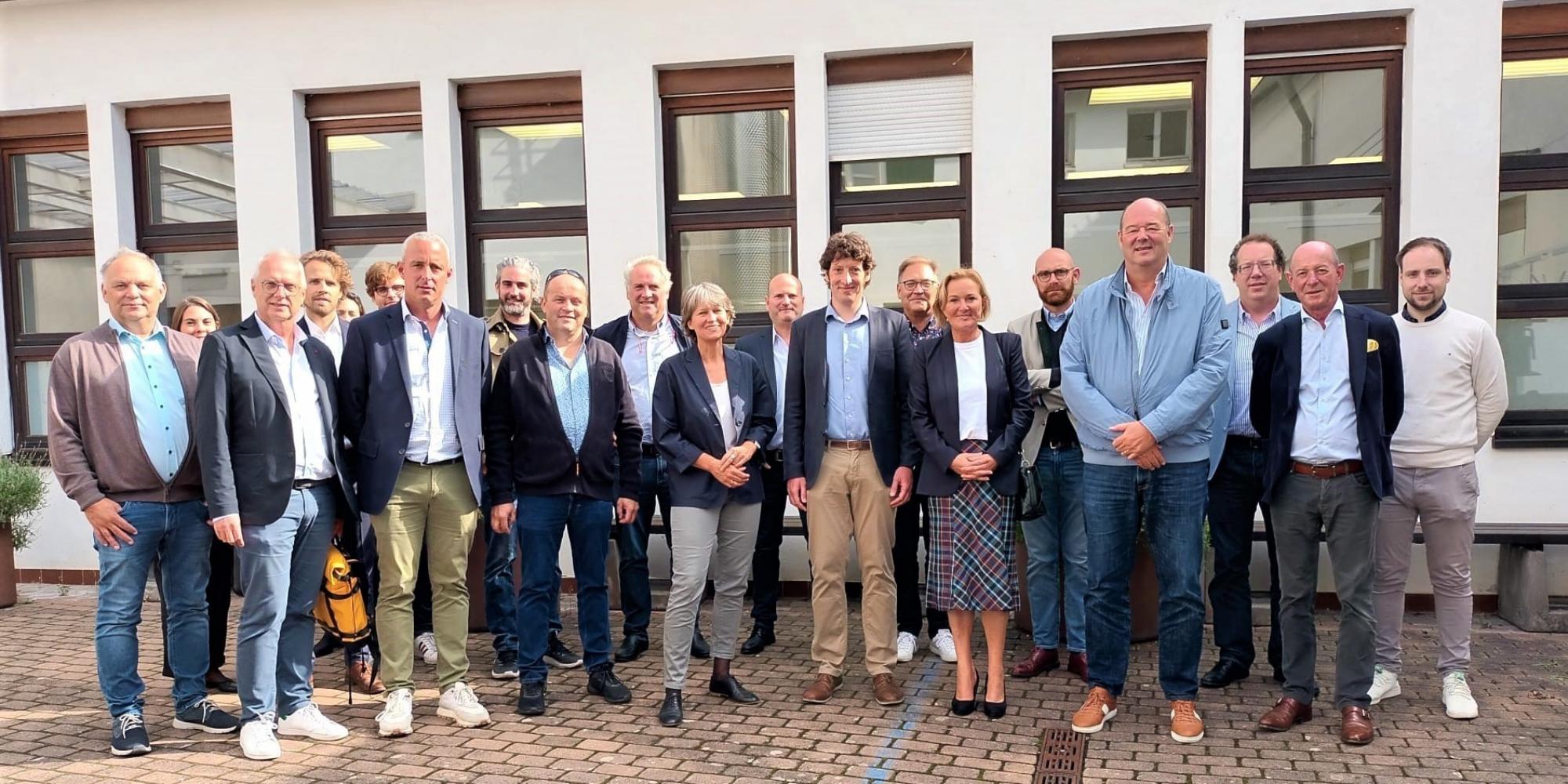 Les ministres Paulette Lenert et Claude Haagen et les viticulteurs ...