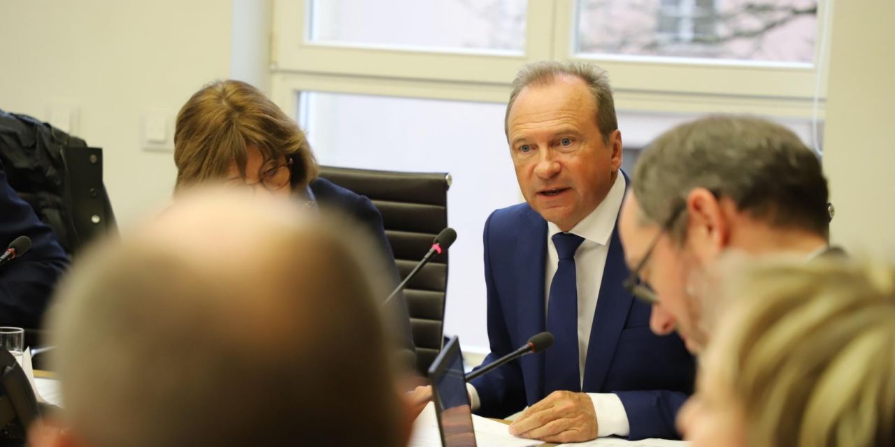 Gilles Roth présente la situation des finances publiques au 30 ...