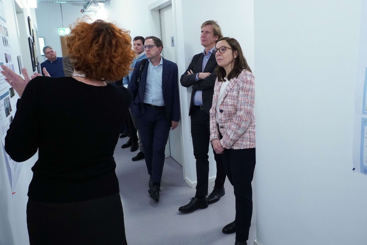 Visite de travail de Stéphanie Obertin au LIH - gouvernement.lu // Le ...