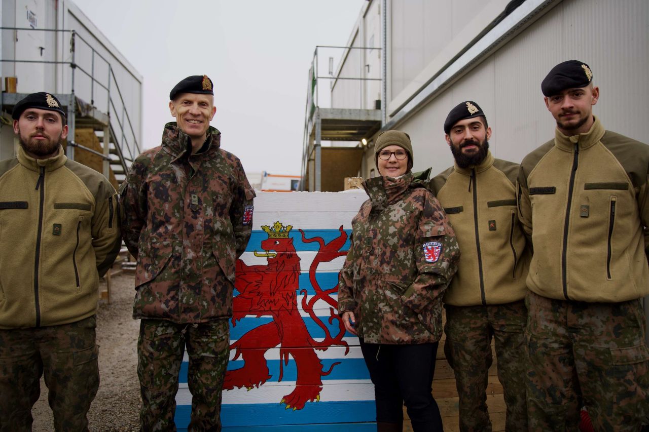 Visite de Yuriko Backes au camp militaire de Cincu en Roumanie ...