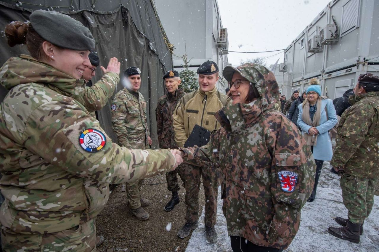 Visite de Yuriko Backes au camp militaire de Cincu en Roumanie ...