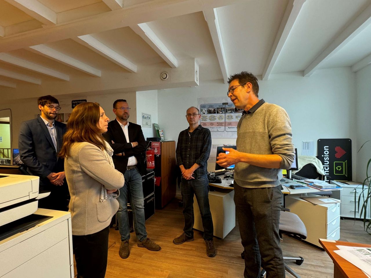 Visite de Stéphanie Obertin à l'association Digital Inclusion et remise ...