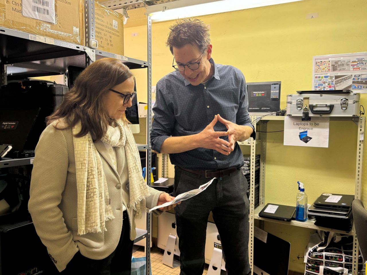 Visite de Stéphanie Obertin à l'association Digital Inclusion et remise ...