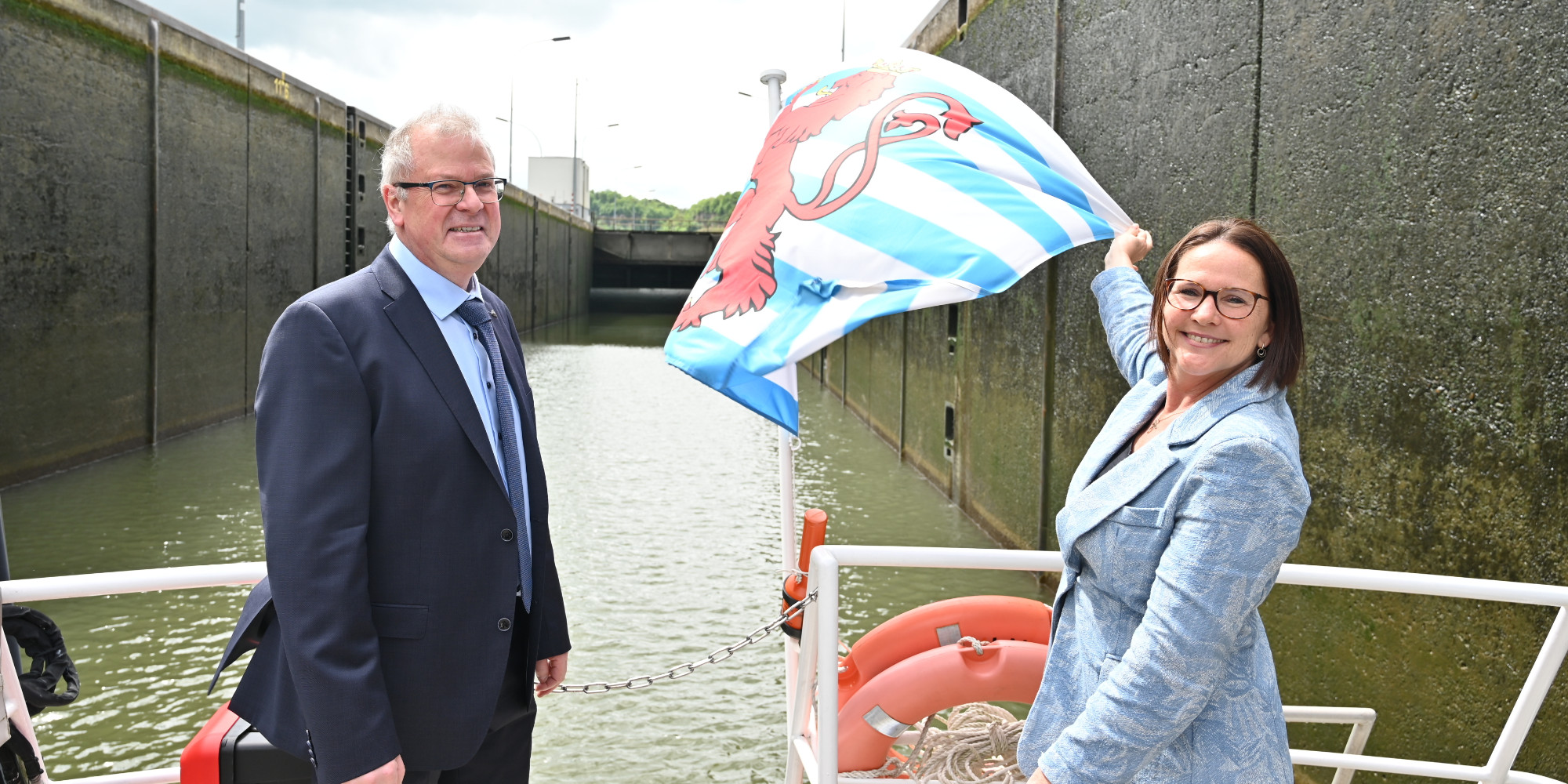 La ministre Yuriko Backes visite le Service de la navigation fluviale ...
